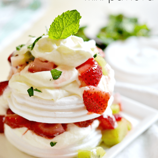 Mini Pavlova. The Lazy Baker way. A Nelliebellie recipe