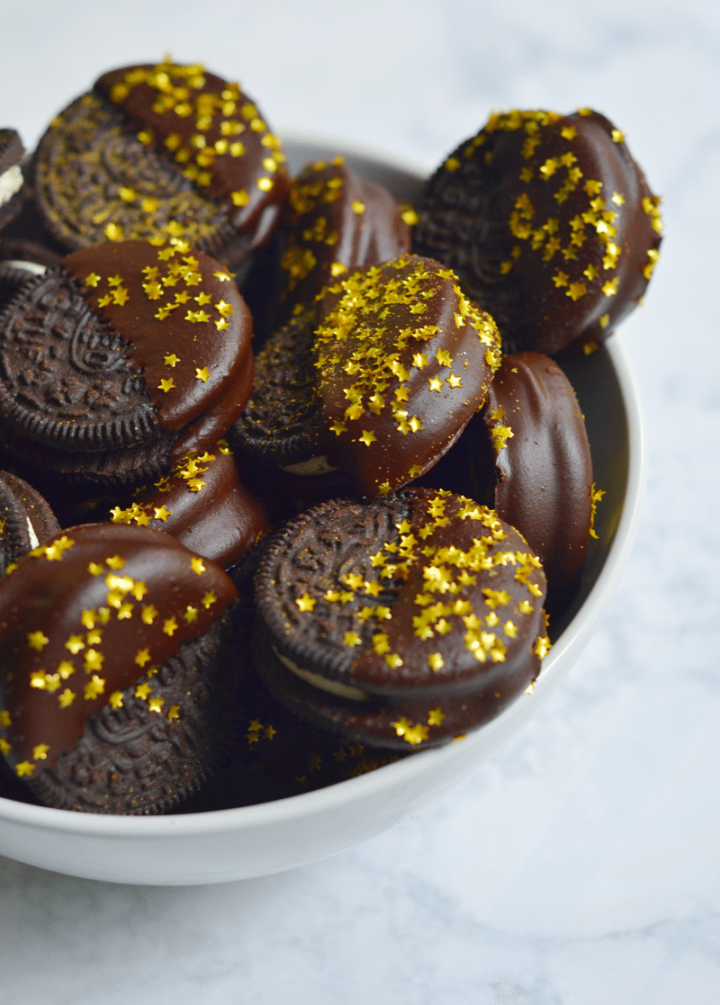 Chocolate Dipped oreos with edible starts | a nelliebellie recipe