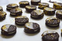 Chocolate Dipped oreos with edible starts | a nelliebellie recipe