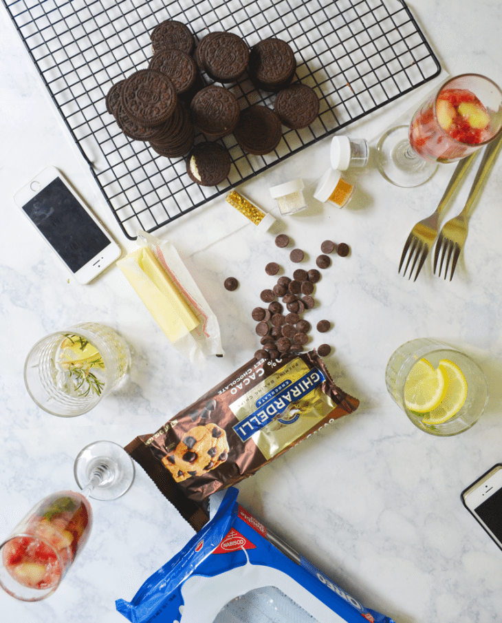 Chocolate Dipped oreos with edible starts | a nelliebellie recipe